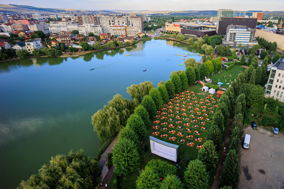 Caravana Orange Weekends ajunge la Cluj-Napoca. Cinema în aer liber, în ...