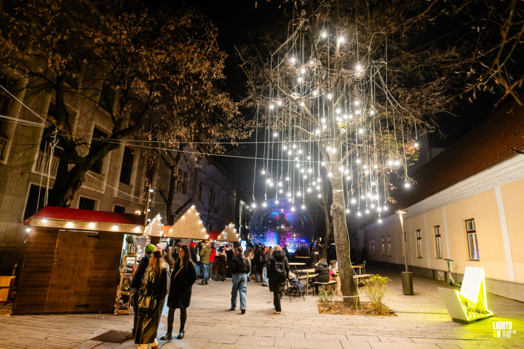 Lights On revine cu instalații îndrăgite, un altfel de târg de Crăciun ...