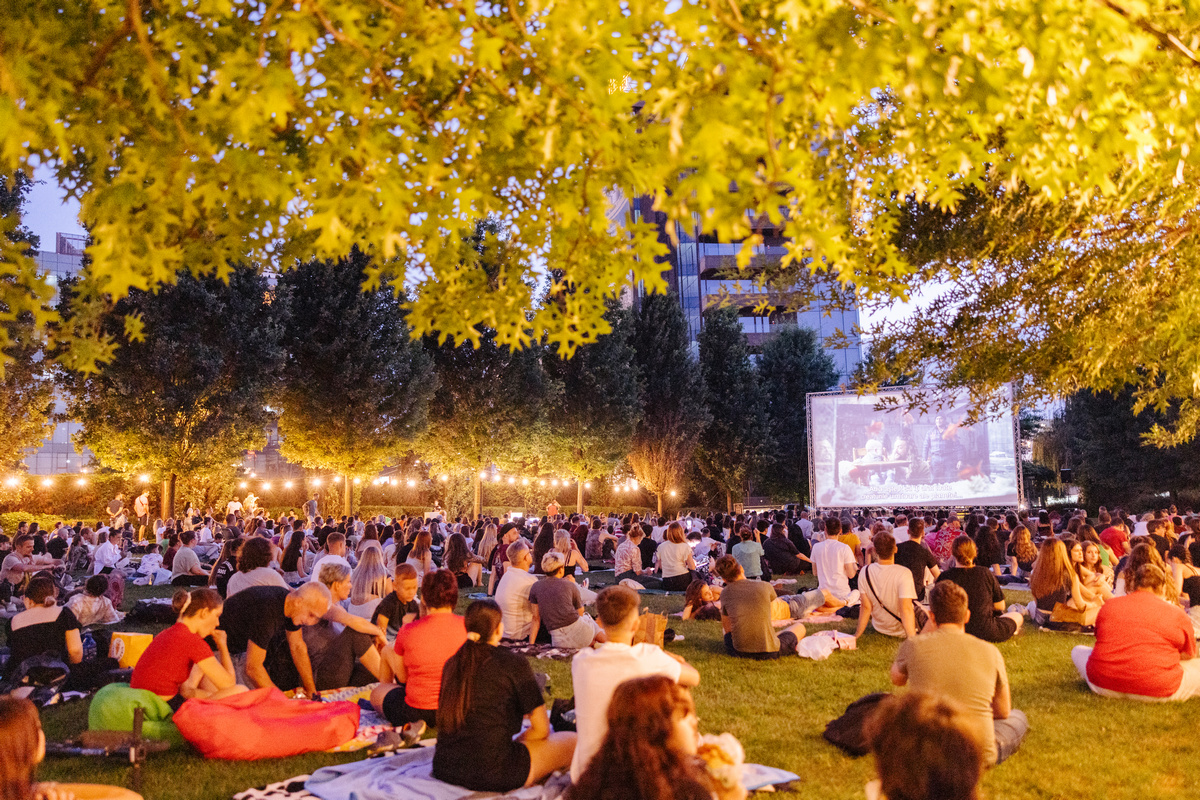 Cinema sub milioane de stele, în fiecare vineri, la Movie Nights din ...