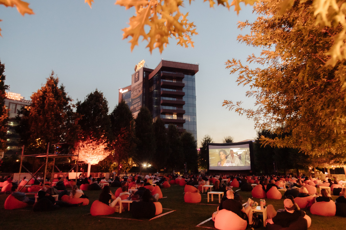 Cinema în aer liber pentru cei mici și cei mari, cu proiecții pe un cub uriaș, gaming și ...