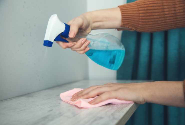 Cum îndepărtezi eficient petele de pe mobilierul de lemn?