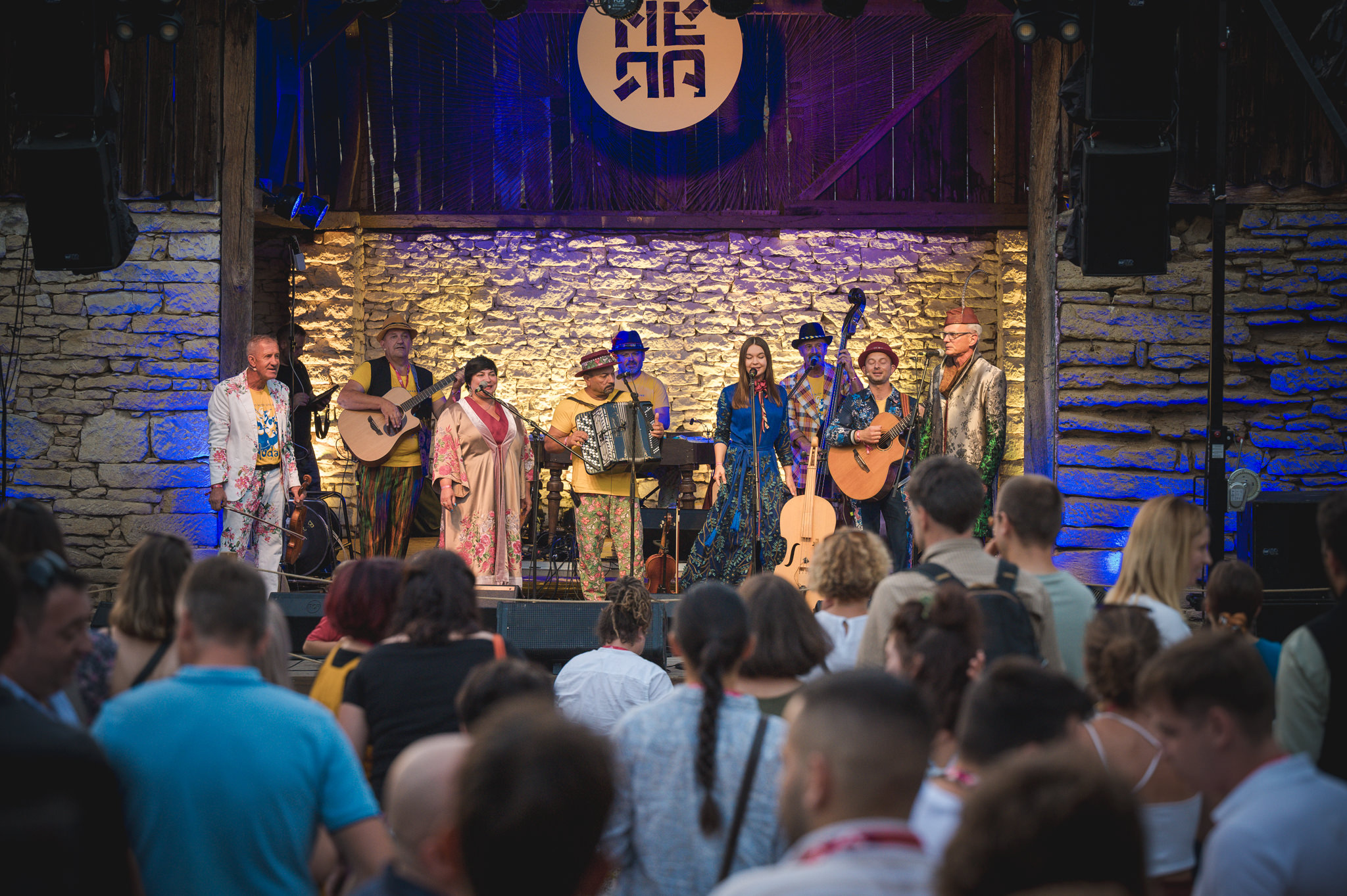 Primii artiști confirmați pentru festivalul de șură Mera World Music ...