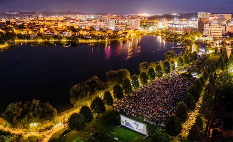 În weekend, la Iulius Mall Cluj: „The Batman”, peste 1.000 de rochii de ...