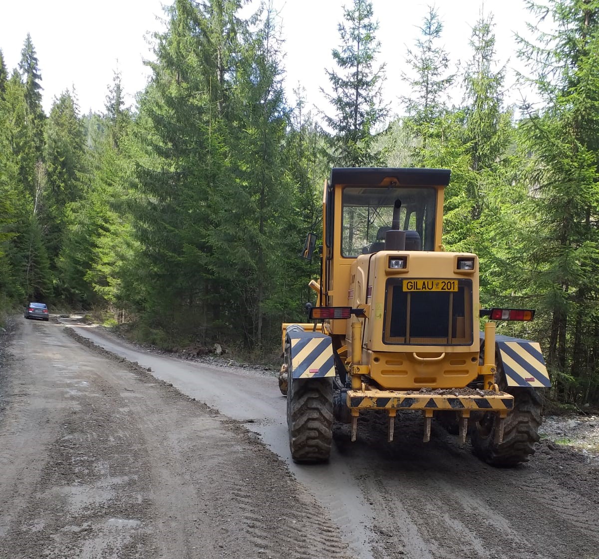 Pe drumul Mărișel - Măguri Răcătău - Măguri au loc lucrări de întreținere